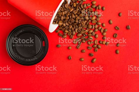 빨간 색 모자가 달린 테이크아웃 레드 페이퍼 커피 컵과 구운 콩을 쏟아붓다 가득 찬에 대한 스톡 사진 및 기타 이미지 가득