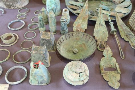 បន្ថែមពីនេះ សារមន្ទីរព្រះនរោត្តមសីហនុ អង្គរ ក៏រីករាយស្វាគមន៍ ការប្រគល់ជូនវត្ថុបុរាណផ្សេងៗ