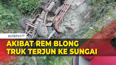 Rem Blong Truk Pengangkut Semen Terjun Ke Sungai Sedalam 15 Meter