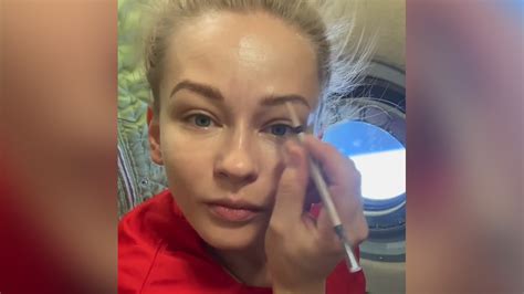Юлия Пересильд показала на видео процесс нанесения макияжа в космосе ...