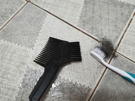 욕실 청소용 솔 깔끔하게 사용하는 방법