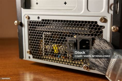 컴퓨터 케이스 그릴의 먼지 오염 Pc 관리 및 청소 Cpu에 대한 스톡 사진 및 기타 이미지 Cpu Usb 포트 근거리 초점 Istock