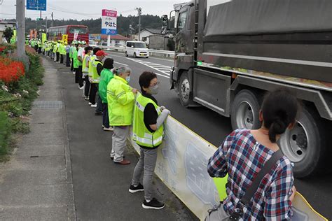 道路沿い並び輪禍死防止訴え 東磐井安協など人垣作戦【一関】｜iwanichi Online 岩手日日新聞社