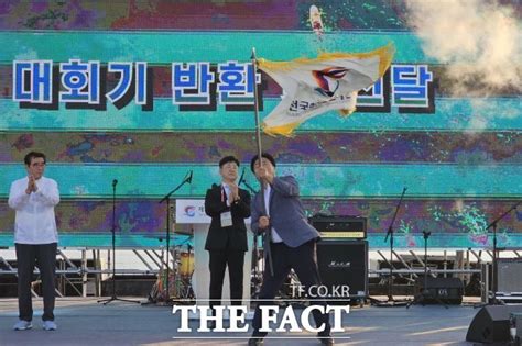 시흥시 2025년 개최 ‘전국해양스포츠제전 대회기 인수 전국 기사 더팩트