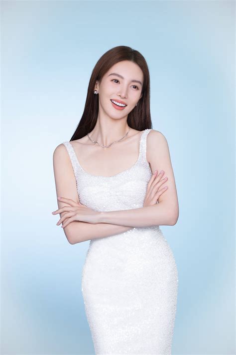 金晨着纯白色礼裙大秀美背 曲线曼妙温柔动人 搜狐大视野 搜狐新闻