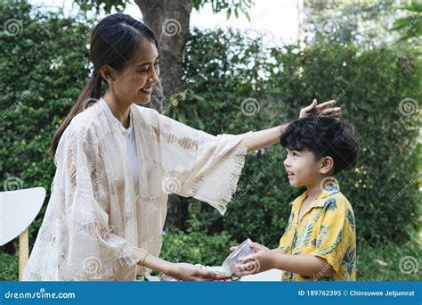 Mom Rub Her Soni Love You Stock Image Image Of Celebrate 189762395