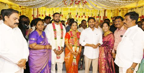 సూళ్లూరుపేట ఎమ్మెల్యే కుమార్తె వివాహ వేడుకకు హాజరైన సీఎం జగన్
