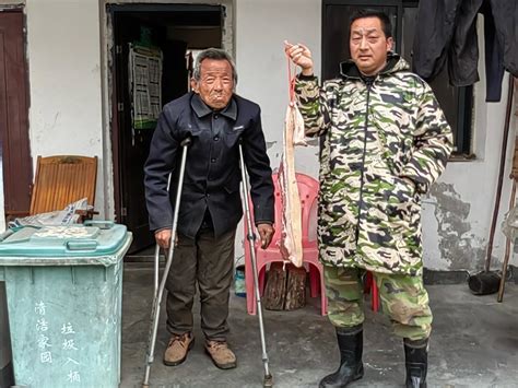 回馈乡邻 湖北英山县一村民连续4年为易迁点老人送猪肉凤凰网湖北 凤凰网