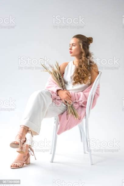 버드 나무 가지와 Spikelets의 무리와 함께 자에 앉아서 멀리 보이는 세련 된 여자 곱슬 머리에 대한 스톡 사진 및 기타 이미지 곱슬 머리 긴 머리 다발