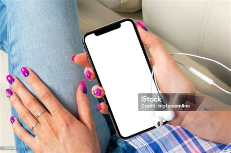 여자 손에 스마트폰 이랑입니다 새로운 현대 검은 Frameless 스마트폰 빈 흰 스크린을 모의 텍스트에 대 한 빈 공간입니다 공간에 복사 합니다 격리 된 흰 빈 화면입니다