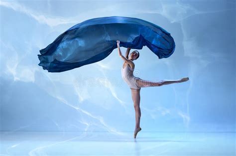 Movimientos Elegantes De Una Bella Bailarina Bailando Con Tela De Seda