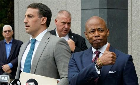 Le Maire De New York Inculpé Pour Corruption Plaide Non Coupable