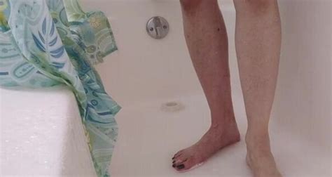 Morina My Feet In The Shower