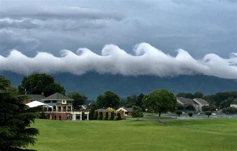 As Nuvens Tsunami Estão A Prender Os Olhos Dos Norte Americanos Ao Céu