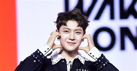 포토 제로베이스원 석매튜 귀여운 미소로 볼하트~