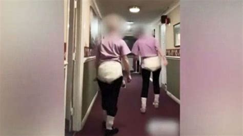 요양병원 직원이 환자 조롱성인기저귀 차고 뒤뚱뒤뚱