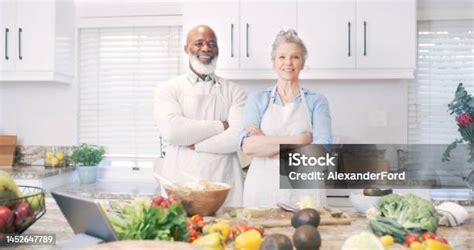 시니어 커플 요리 및 노트북 온라인 자습서 재료 및 부엌에서 과일과 야채와 음식 팔짱을 끼고 있는 흑인 남성과 노인 여성 집에서 인종 간 또는 행복한 미소 팔짱 낌에 대한