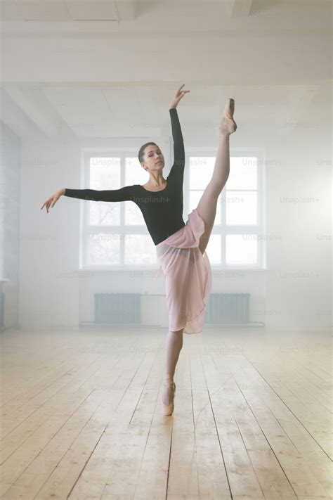 Retrato De Una Hermosa Bailarina De Ballet Estirando La Pierna Durante