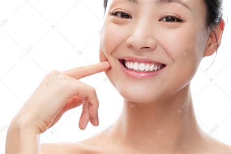 用手指触摸脸颊的青年女人高清摄影大图 千库网
