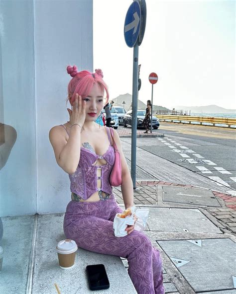 屯門娜娜嚇人爆乳裝現身西環 紫色蕾絲低胸到見肚臍視覺震撼 星島日報