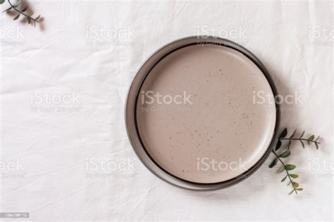 빈 세라믹 플레이트와 유칼립투스는 흰 천에 나뭇 가지입니다 위쪽 보기 0명에 대한 스톡 사진 및 기타 이미지 0명 개념