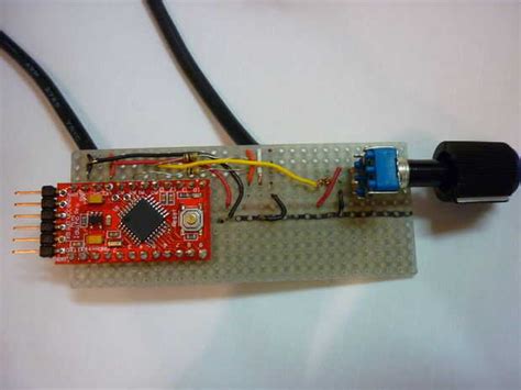 Vúmetro analógico y el reloj Arduino Powered Paso montaje askix