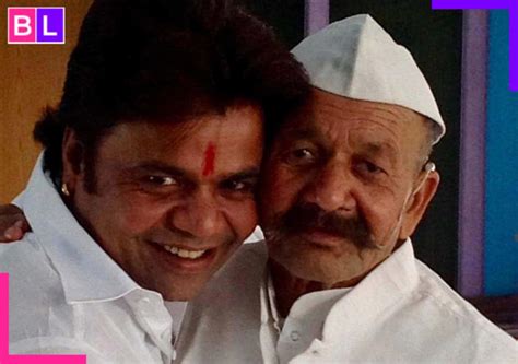 Rajpal Yadav के पिता का हुआ निधन परिवार पर टूटा दुखों का पहाड़ 2 दिन