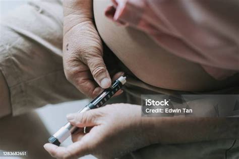 아시아 중국 노인 퍼 팅 A 주사기 인슐린 주사 에 그의 위 복부 매일 사람들에 대한 스톡 사진 및 기타 이미지 사람들