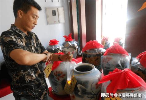 2块一斤农村散酒能喝吗？行家：能喝是能喝，但这几个风险得了解小作坊酒民隐患