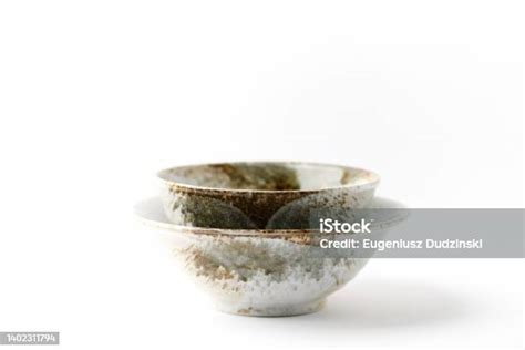 밝은 종이 배경에 전통적인 세라믹 그릇 부드러운 초점 클로즈업 공간을 복사합니다 0명에 대한 스톡 사진 및 기타 이미지 0명