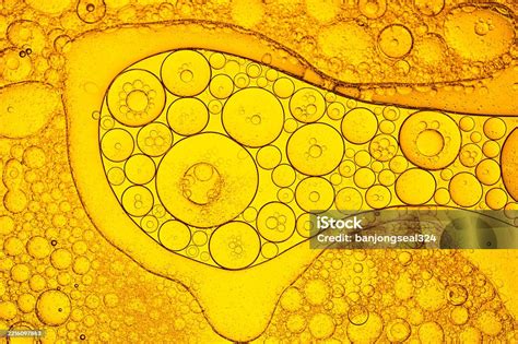노란색 매크로 오일 거품 질감 기름 또는 혈청 표면 배경의 황금 방울 0명에 대한 스톡 사진 및 기타 이미지 0명 건강관리와 의술 과학 Istock