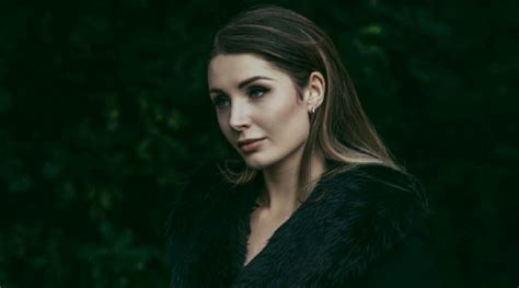 Lurlo Lauren Southern Pubblica Una Foto Dark Sul Suo Profilo Twitter