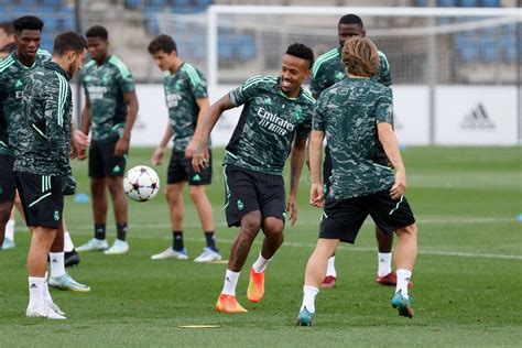 Real Madrid Info ³⁵ on Twitter The session kicked off with a warm up and the players split