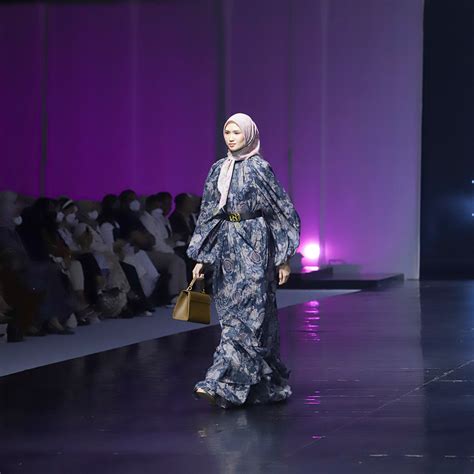 Benang Jarum Buttonscarves Tampilkan Koleksi The Wonderland