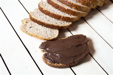 빵과 초콜릿 빵 빵을 슬라이스 밀기 울 및 초콜릿 통 밀 빵과 초콜릿 초콜릿 확산 갈색 빵에 대한 스톡 사진 및 기타 이미지