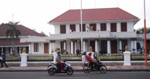 Gedung Grahadi Bangunan Pemerintahan Dengan Arsitektur Kolonial Yang Anggun