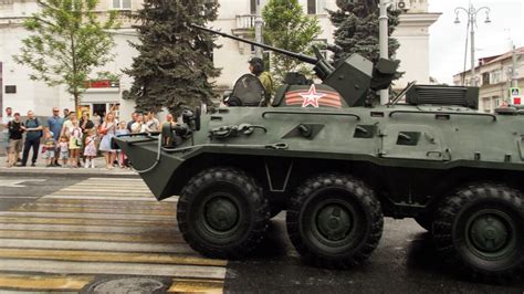 Дети на военной технике и спецподвоз ветеранов в Севастополе провели