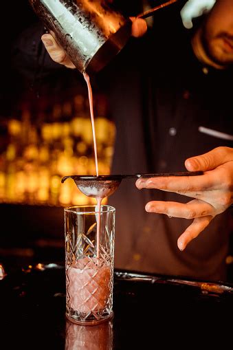 바 카운터에 얼음 조각과 안경에 신선한 알코올 음료를 붓는 바만 강철에 대한 스톡 사진 및 기타 이미지 강철 금속 나이트클럽 Istock