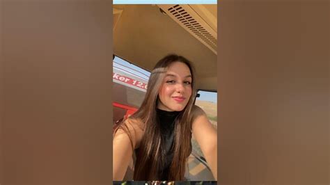 Неймовірно прекрасна дівчина на тракторі завантажується на повну Youtube