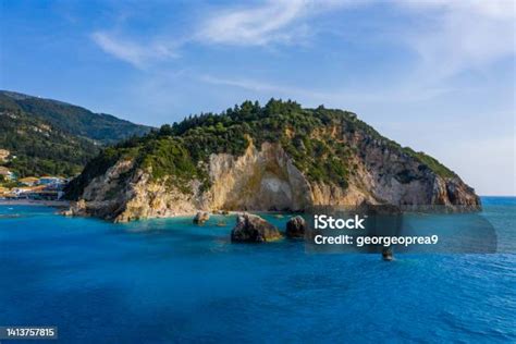아지오스 니키타스 밀로스 히든 비치 그리스 이오니아 해의 해안에 식물과 바위가있는 절벽 바다의 청록색 물과 녹색 식물로 덮인 바위가 많은 섬 조감도 경관에 대한 스톡 사진