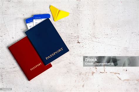 두 명의 여행자 여권 빨간색과 파란색 비행기에 대 한 탑승권 종이 비행기 근처 여행 컨셉 0명에 대한 스톡 사진 및 기타 이미지