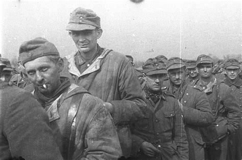 Немецкие солдаты взятые в плен при штурме Кенигсберга [1] — военное фото
