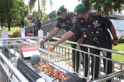 Peringati HUT Korem Ke 75 Kasdim KBL Ziarah Dan Tabur Bunga Di Makam