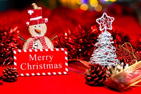 크리스마스 장식 크리스마스와 새해 휴일 배경 크리스마스 장식품과 흐린 조명겨울 시즌 0명에 대한 스톡 사진 및 기타 이미지