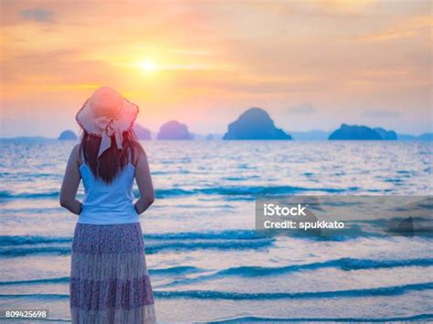 Photo Libre De Droit De Femme Jeune Solitaire Sur La Plage Concept