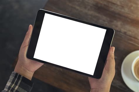 카페에서 커피를 마시는 동안 빈 흰색 바탕 화면 블랙 태블릿 Pc를 들고 여자의 상위 뷰 이랑 이미지 공란에 대한 스톡 사진 및 기타 이미지 Istock