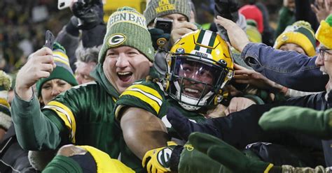 Aaron Rodgers Throws 4 Td Passes Packers Defeat Bears 45 30