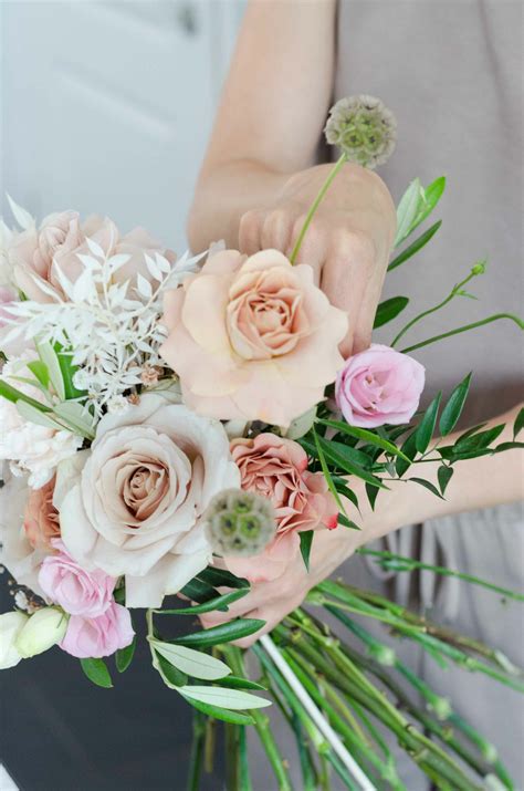 Sommer Hochzeit in Nude und Rosé Modernen Brautstrauß selber binden Blumigo