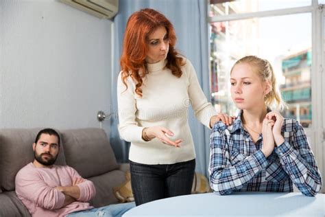 Madre Triste Que Conforta A La Hija Foto De Archivo Imagen De Enojado