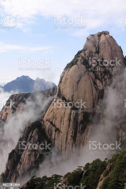 구름과 안개를 압 연에 노란색 산 피크의 초상화 풍경입니다 황산 산 중국에서 각도에 대한 스톡 사진 및 기타 이미지 각도